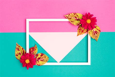 해피 어머니의 날 여성의 날 발렌타인 데이 또는 생일 파스텔 색 배경 아름다운 꽃과 빈 사진 프레임 여러 가지 빛깔의 평면 평신도 인사말 카드 템플릿 꽃 식물에 대한 스톡