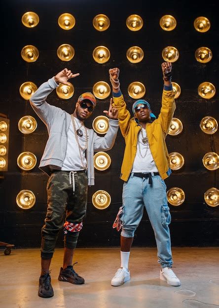 Zwei Schwarze Rapper In Mützen Leistung Auf Der Bühne Mit Scheinwerfern An Der Wand Rap