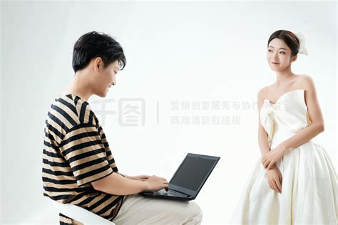 恋爱高清图片 沉浸在网络恋爱世界的青年男女 人像图片免费下载 jpg格式 5472像素 编号50458041 千图网