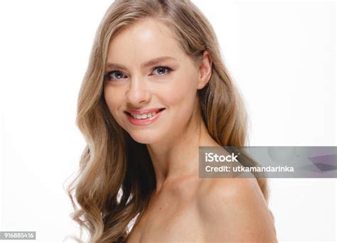 아름다움의 여자 얼굴 초상화입니다 완벽 한 신선한 깨끗 한 피부 색상 보라색 입술 레드 아름 다운 모델 소녀 금발의 긴 곱슬 머리 청년 고 피부 케어 개념 건강관리와 의술에