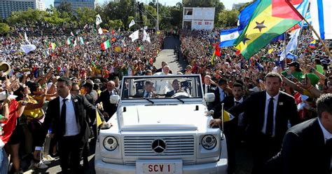 포르투갈서 십자가의길 행진에 참석한 교황