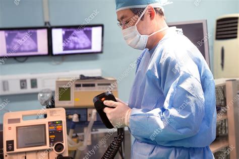 한국인 수술 의료행위 수술실 심폐소생술 심장충격소생기 긴급 컨셉 이미지 Jv11117937 게티이미지뱅크