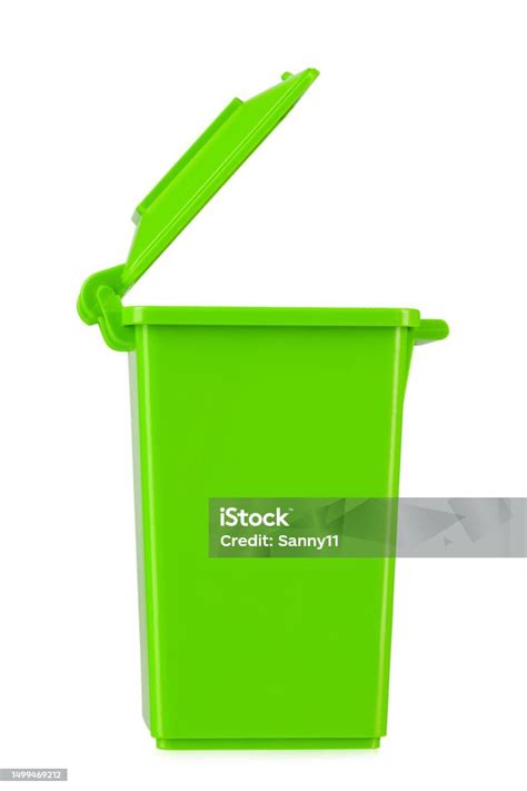 흰색 배경에 분리된 열린 뚜껑이 있는 녹색 재활용 쓰레기통 쓰레기통 파일에 클리핑 경로가 포함되어 있습니다 0명에 대한 스톡