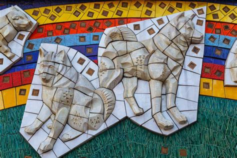 Escultura Del Bajorrelieve De Hachiko En La Estación De Shinjuku En