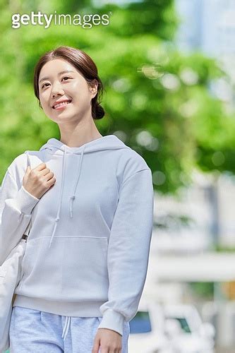 청년 성인 취업준비생 희망 컨셉 20대 청년 청년여자 성인여자 대학생 이미지 Jv13513906