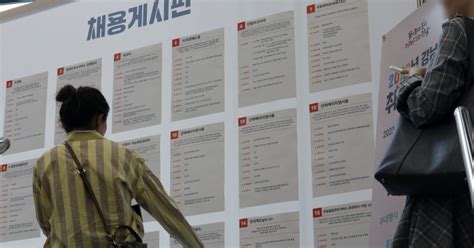 10월 취업자 346만명 증가제조업은 77만명 줄어 10개월째 감소종합