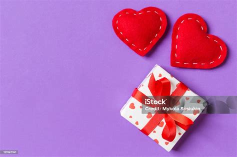 당신의 디자인을위한 빈 공간과 화려한 배경에 선물 상자와 빨간 직물 마음의 휴일 구성 발렌타인 데이 컨셉의 최고 보기 0명에 대한 스톡 사진 및 기타 이미지 Istock