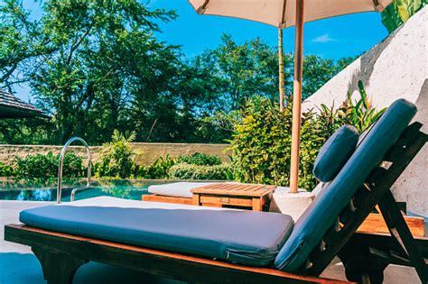 푸른 하늘과 흰 구름과 수영장 사용한 바다 바다 해변 주위의 우산과의 자 고급 호텔에 대한 스톡 사진 및 기타 이미지 고급