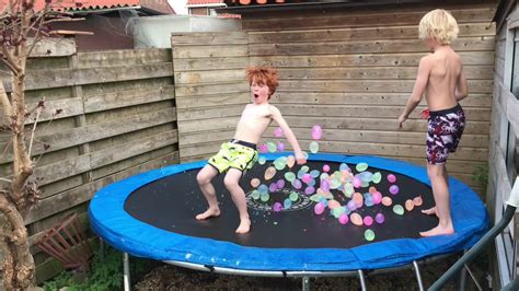 100 Waterballonnen Op De Trampo Youtube