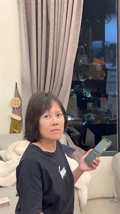 幹真的超好笑 我媽不想跟朋友繼續講電話 傳訊息叫我從房間出來假裝叫她的名字讓她脫身 我故意不叫讓她多講一點