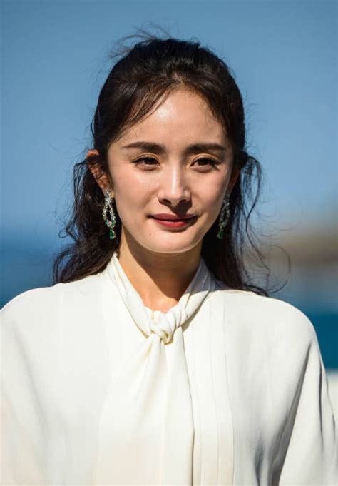 杨幂外网无修图流出，与精修照差距太大，网友直呼：老了20岁！女星