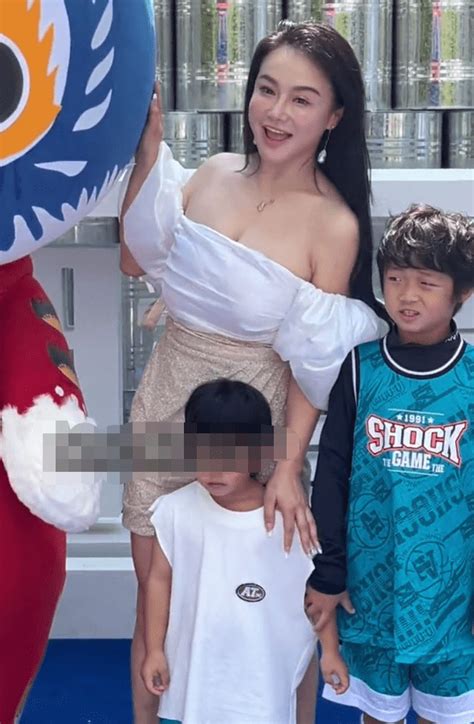 冉莹颖罕见同带三娃出门 穿抹胸裙 人在洛杉矶网