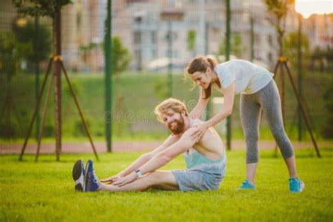 J Venes En Los Pares Cauc Sicos Heterosexuales Del Amor Hombre Con La Mujer De La Barba Con Los