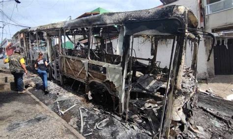 Ônibus é Destruído Em Incêndio E Polícia Investiga Possível Crime