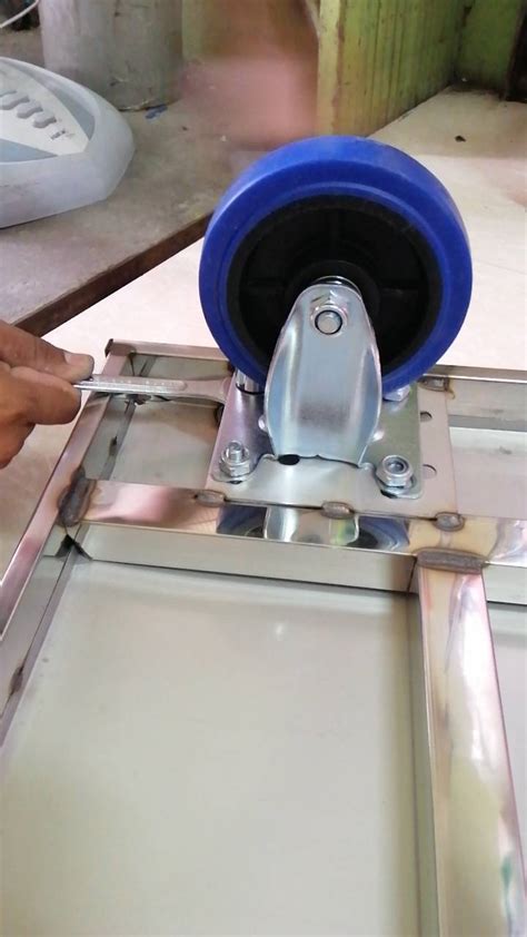 เก็บภาพก่อน และหลังประกอบ รถเข็นอเนกประสงค์สแตนเลส รุ่นรับนน 300 Kg จากการประกอบส่งลูกค้า มาส่ง