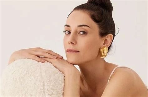 МИСЛЕА ДЕКА ЗАГИНАЛА ВО ЗЕМЈОТРЕСОТ СЕГА СЕ ЈАВИ Турската актерка Кансу Дере