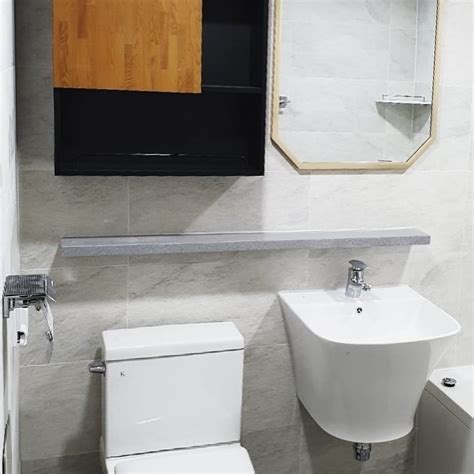 계림바스 깔끔한 욕실에 부드러운 곡선의 세면기와 양변기 계림요업의 디자인으로