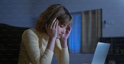 아시아 여성 그녀는 스트레스를 받고 두통이 있습니다 소셜 네트워크에서 뉴스를 읽는 경우 사진 Unsplash의 성공 이미지