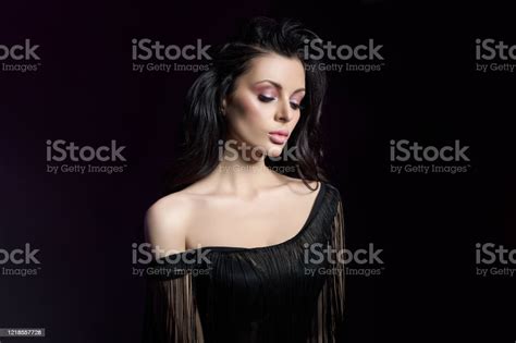 세련된 무성한 물결 모양의 머리 통통 한 입술을 가진 갈색 머리 여자의 초상화 여자의 얼굴에 자연 화장품과 아름다운 밝은