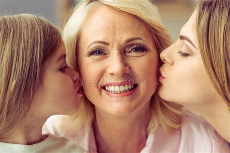 Farmor Mamma Och Dotter Fotografering För Bildbyråer Bild Av Framsida