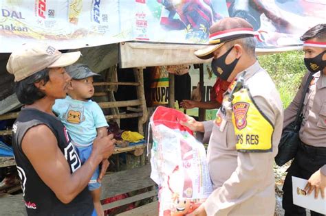Semarakkan HUT Ke 75 RI Polres Berau Bagikan 750 Paket Sembako