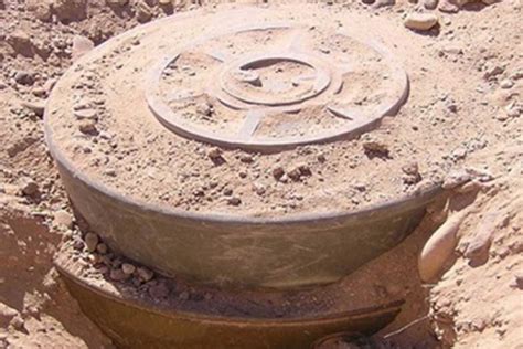 إصابة شاب عشريني بجروح بالغة إثر انفجار لغم في الحديدة الأول