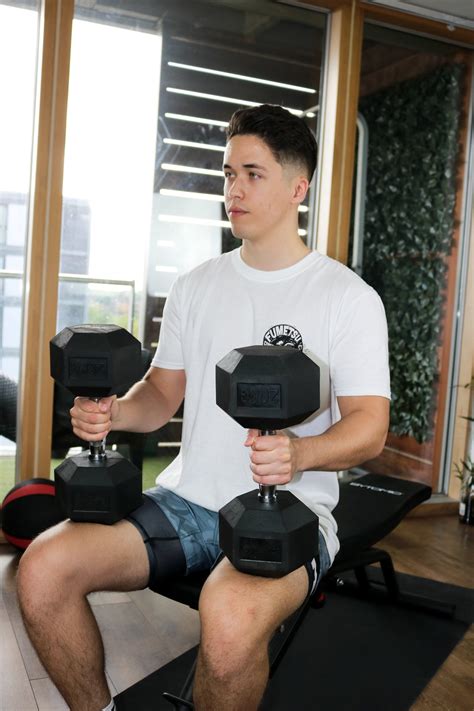 8 Ejercicios Efectivos De Bíceps Con Mancuernas En Casa Made4fighters