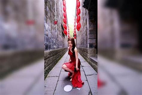 “树树皆秋色，山山唯落晖。”