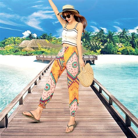 กางเกงขายาวลายโบฮีเมียนโทนสีเหลือง ชุดใส่เดินเล่นถ่ายรูปริมชายหาดสวยๆ