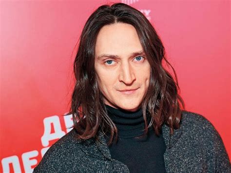 Выбрал немолодую но богатую Почему прячет 56 летнюю жену даже от коллег 44 летний актёр Юрий