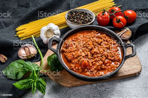 스파게티 볼로네즈의 이탈리아 식재료 생 파스타 바질 갈은 쇠고기 토마토 회색 배경 위쪽 보기 볼로네즈 소스에 대한 스톡 사진 및