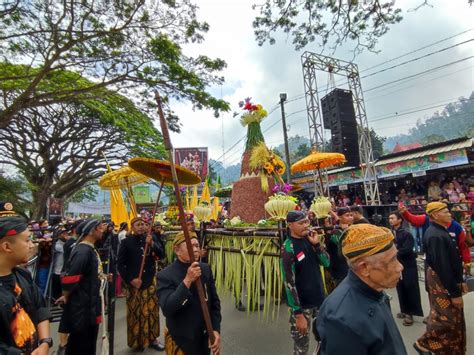 Memaknai 1 Muharram Warga Ponorogo Larung Sesaji Di Telaga Ngebel