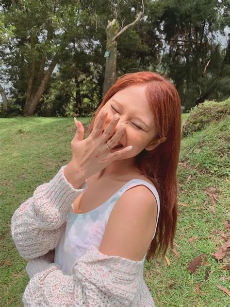 Romantis Nadin Amizah Dilamar Faishal Tanjung Ditemani Rintik Hujan