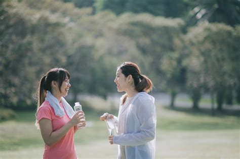 공공 공원에서 운동 아침 운동 후 유리 물병에서 물을 마시는 아시아 의 젊은 여성 2 명 20 24세에 대한 스톡 사진 및 기타