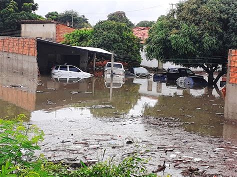 Chuva Provoca Alagamento E Prejuízos Em Oficina De Lanternagem No Alto