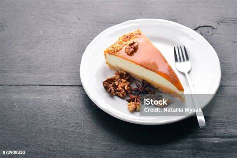 Nutcake입니다 에 나무 배경 최고의 볼 수 있습니다 텍스트에 대 한 여유 공간입니다 0명에 대한 스톡 사진 및 기타 이미지