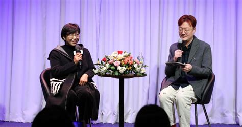 문학주간 2022 둘 사이 개막 토크 하는 정지아 작가 오은 시인