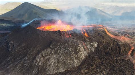 Types Of Volcanoes A Guide To The 6 Most Dangerous Forms Lets Talk