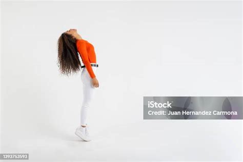 발끝으로 서서 하얀 배경에 머리를 뒤로 던지는 젊은 여성 민첩성에 대한 스톡 사진 및 기타 이미지 민첩성 개성 개념 등