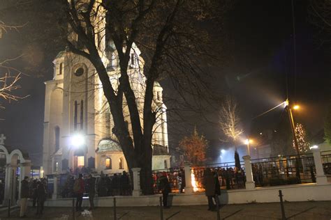 Veliki Broj Pravoslavnih Vjernika Prisustvovao Paljenju Badnjaka