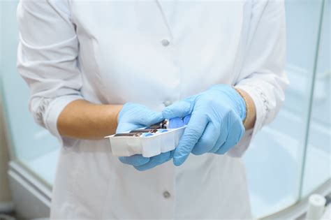 생물 활력 앰플 상자를 들고 미용사의 손의 클로즈업 건강 관리 의료 및 약국 개념 개념에 대한 스톡 사진 및 기타 이미지