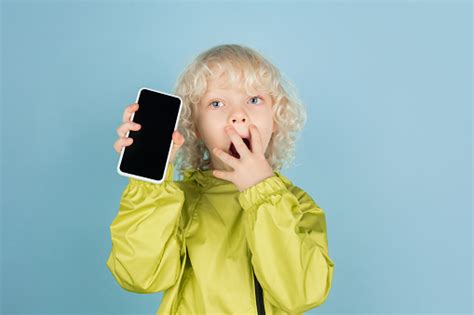 푸른 스튜디오 배경에 고립 된 아름다운 백인 어린 소년의 초상화 4 5세에 대한 스톡 사진 및 기타 이미지 4 5세 감정