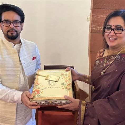 ಕೇಂದ್ರ ಗೃಹ ಸಚಿವ ಅಮಿತ್ ಶಾ ಅವರಿಗೆ ಮಗನ ಮದುವೆ ಆಹ್ವಾನ ಪತ್ರಿಕೆ ನೀಡಿದ ಸುಮಲತಾ Tv9 Kannada