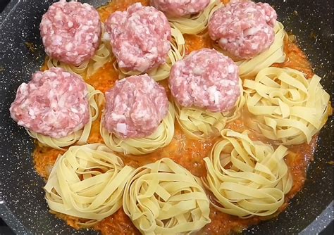Гнезда из макарон с фаршем и подливой на сковороде, рецепт с фото ...