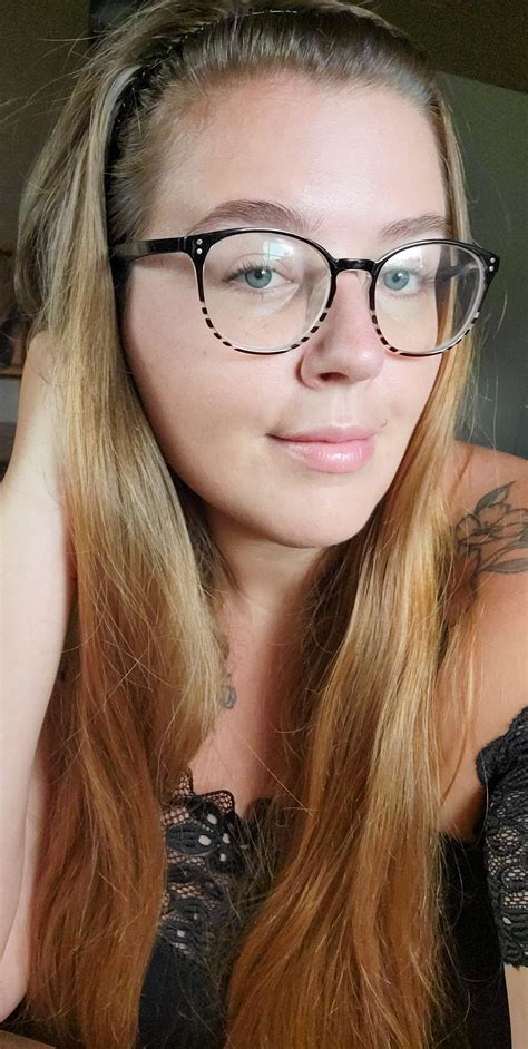 Rainy Day Selfie 🌧☔️ Over 18 Rselfie