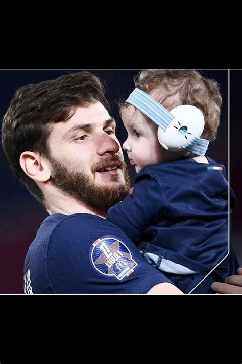 კვარას ყველაზე პატარა გულშემატკივარი 😍 ️ მამა შვილი საფრანგეთის ჩემპიონობას აღნიშნავს Youtube