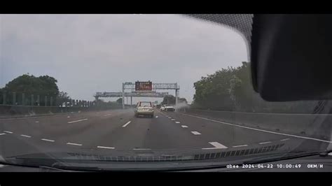 影／國道自撞避車彎失控！白車遭撞噴飛翻滾 目擊駕駛：是睡著了嗎？