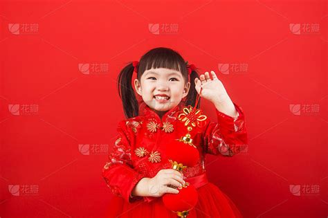 一个中国女孩提着灯笼庆祝春节