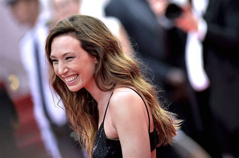 Laura Smet pose complètement nue sur un cheval à lexception de deux