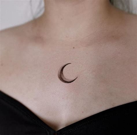 Fine Line Moon Tattoo Mondsichel Tattoo Halbmond Tattoo Tattoo Ideen